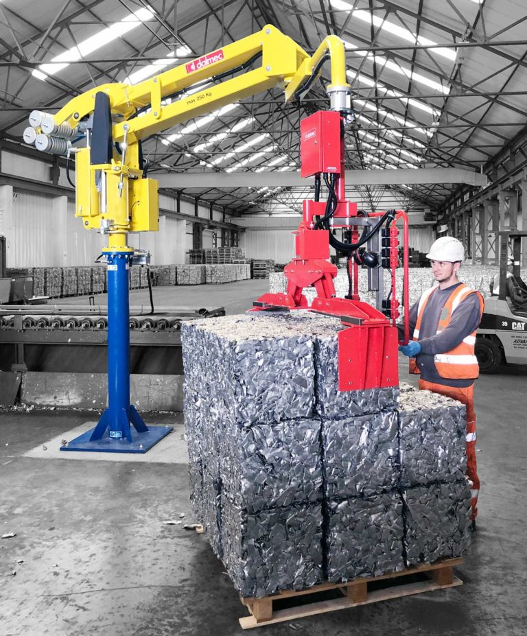 TMS : un manipulateur dédié aux balles de ferraille - Infoprotection